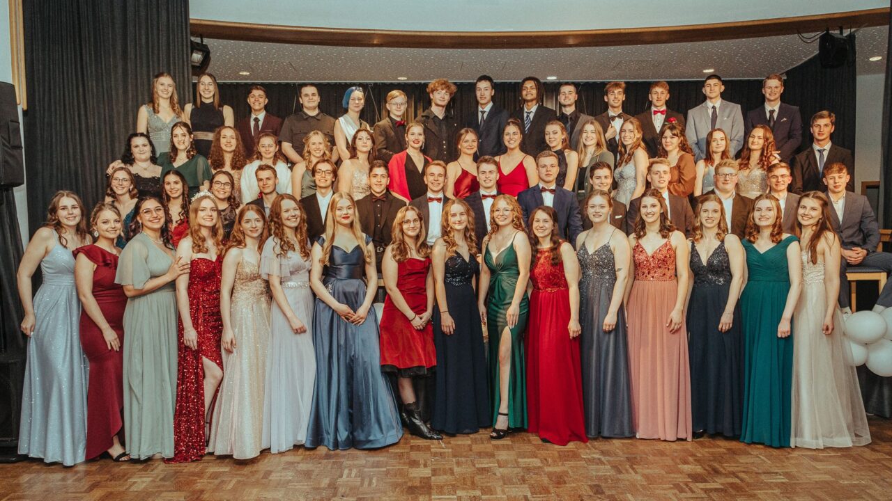 Abiturfeier in Gerolstein: Erst Zeugnisse, dann rein ins Vergnügen | St ...